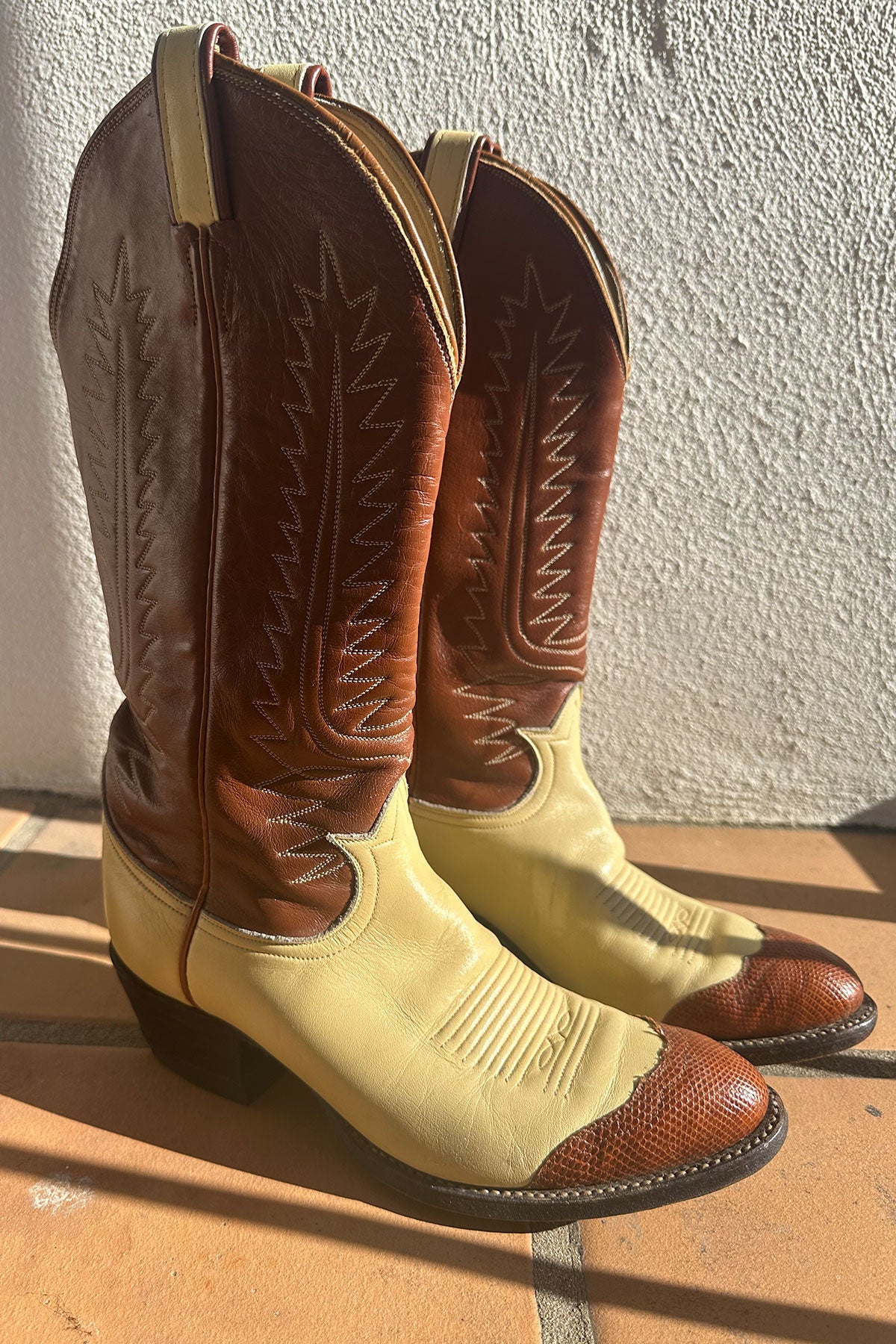 VINTAGE TONY LAMA COWBOY BOOTS | 2 tone cream and brown